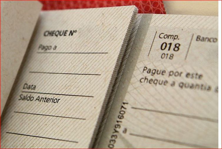 Trio é preso ao usar cheque falso para tentar sacar R$ 18 milhões em ...